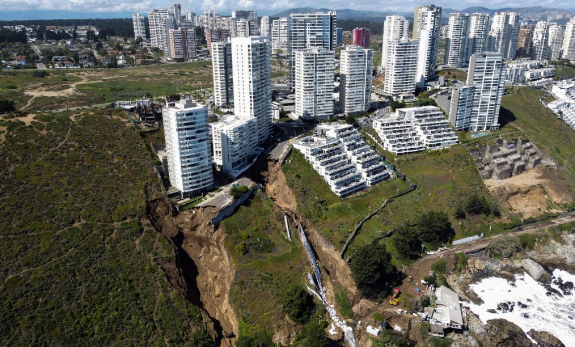 Se abre socavón en edificios de lujo en Viña del Mar Se abre socavón en edificios de lujo en Viña del Mar
