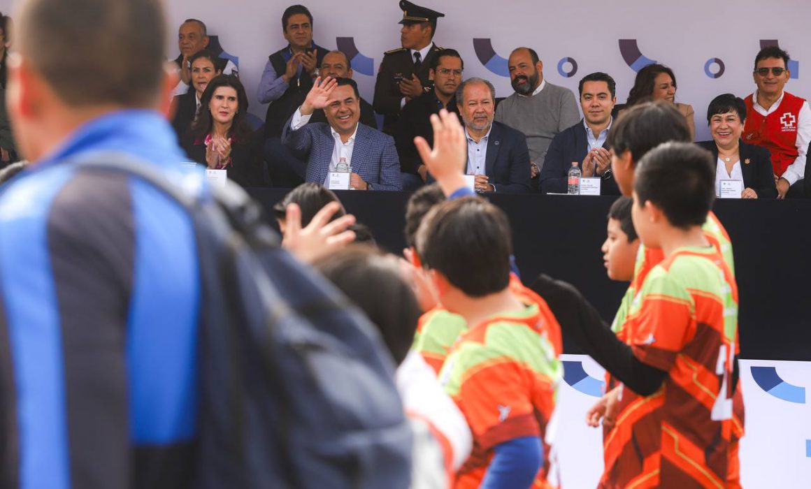 Acude Luis Nava al desfile del 20 de noviembre Acude Luis Nava al desfile del 20 de noviembre